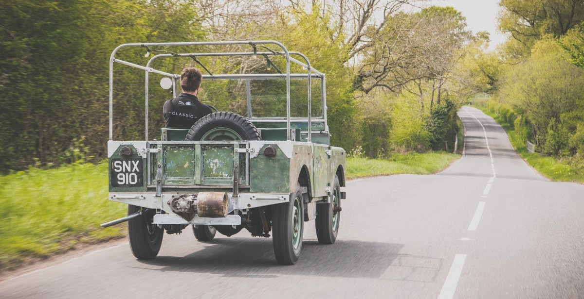 ORIGINAL LAUNCH LANDROVER FROM THE 60'S RETURNS TO THE ROAD - Hypress Live