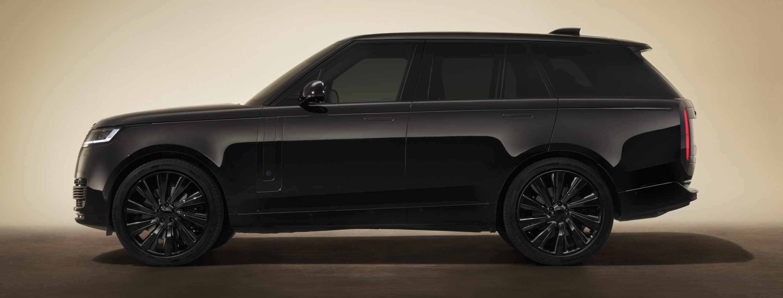 RANGE ROVER SV BLACK: PIONEERING SENSORY AUDIO AND NEW DESIGN DETAILS ...